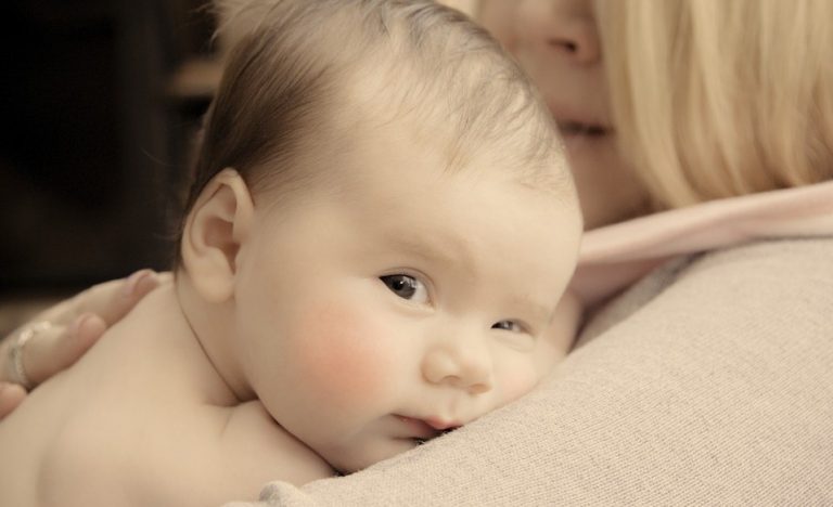Pourquoi bercer un bébé est fondamental pour son développement physique ...